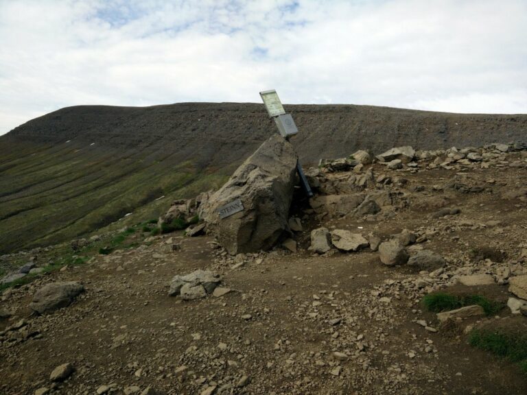 Mount Esja Trail – Hiking Iceland | Nail the Trail